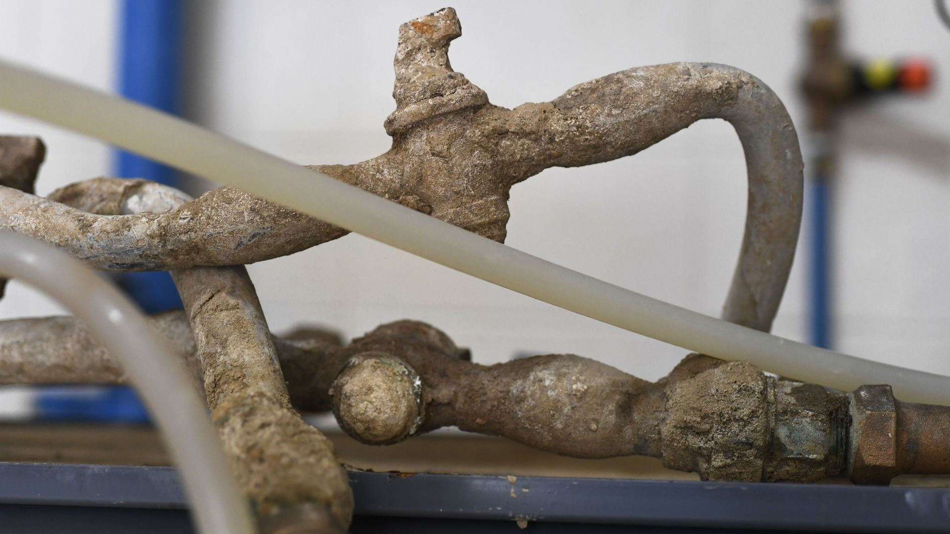 Fewer than 1 in 4 water customers respond to lead pipe survey - Axios ...