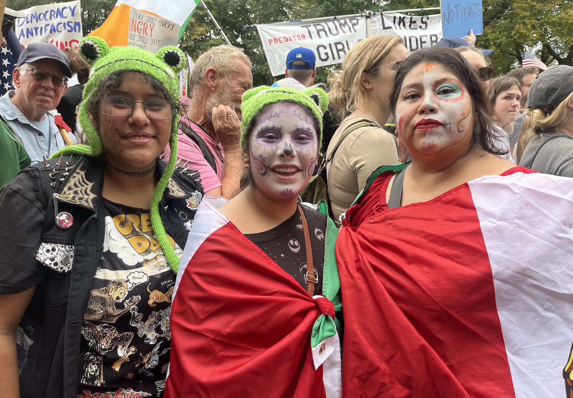 Thousands flood Chicago's 'No Kings' protest amid ICE raids - Axios Chicago