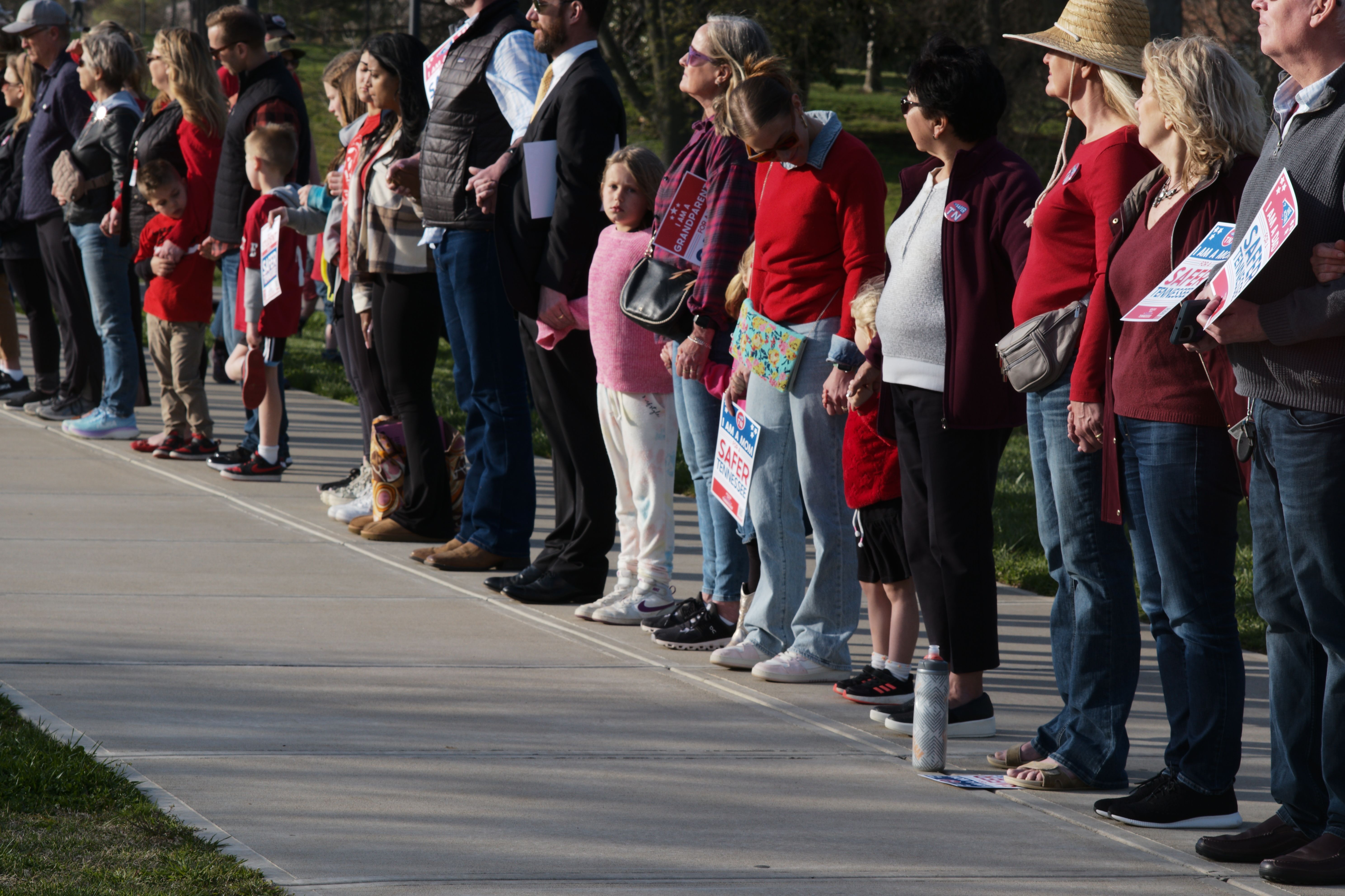 Nashville comes together to form 4-mile human chain - Axios Nashville