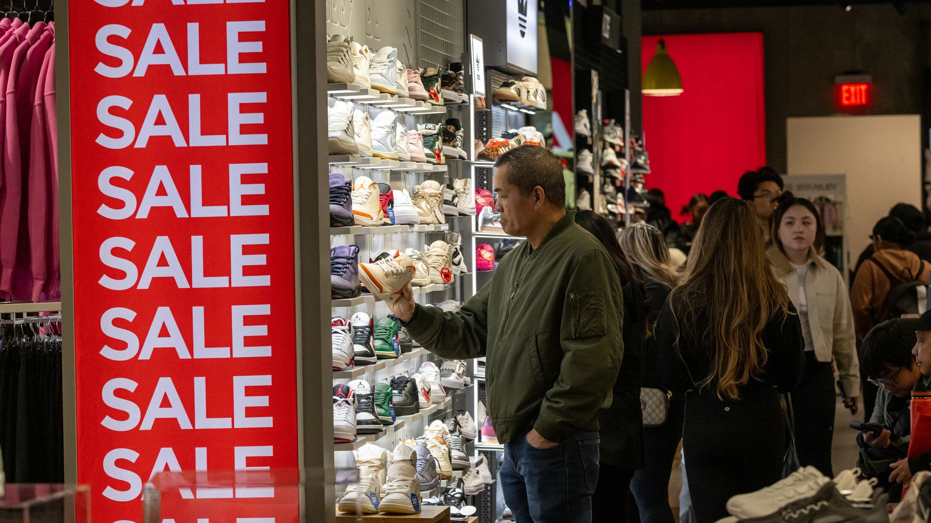 Black Friday retail sales rise 4% despite economic jitters