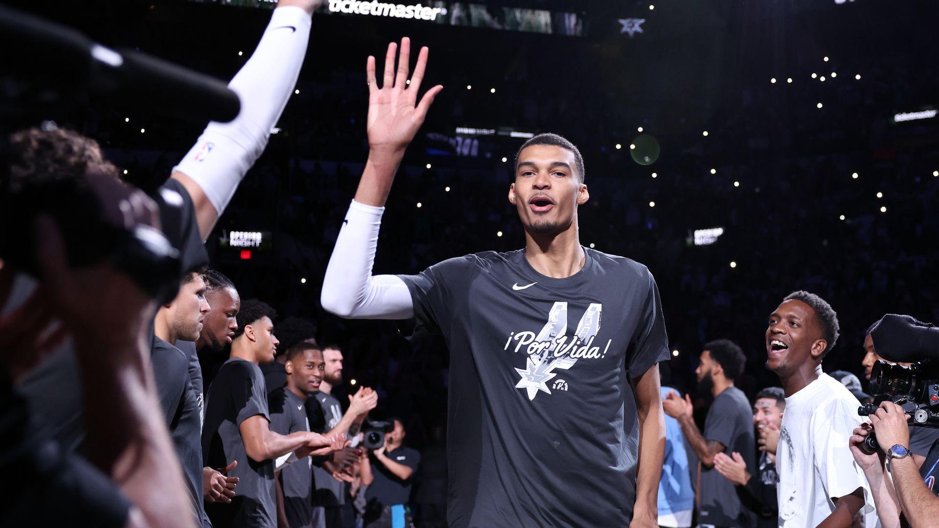 Spurs vs. Mavericks NBA season opener results - Axios San Antonio